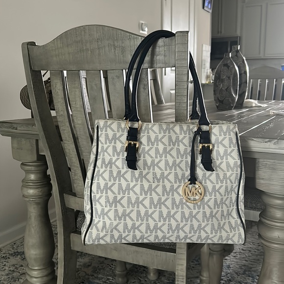 MICHAEL Michael Kors | Bags | Selling White Michael Kors Purse For 15 ...